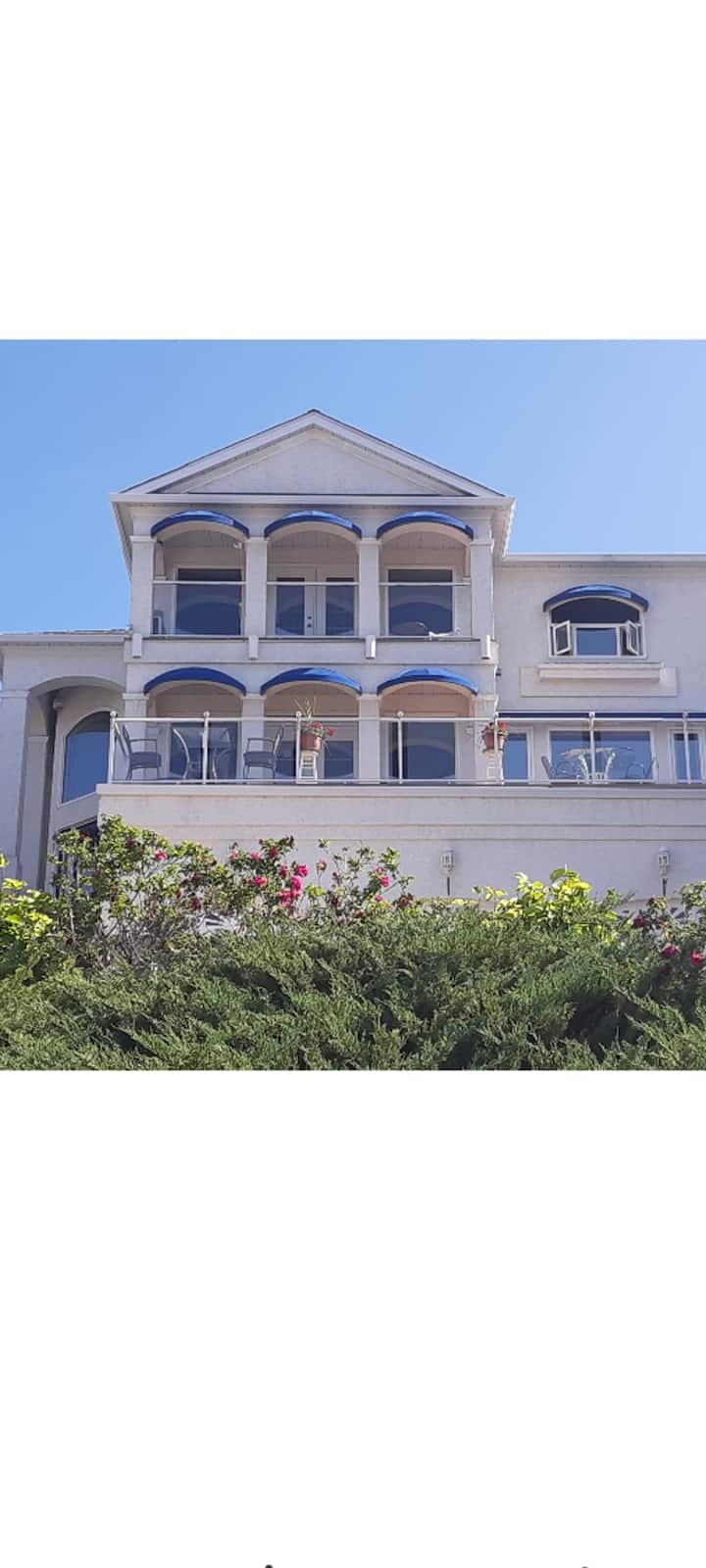 A Partment Suit In Lakeview Hosue Near Downtown. - Kelowna