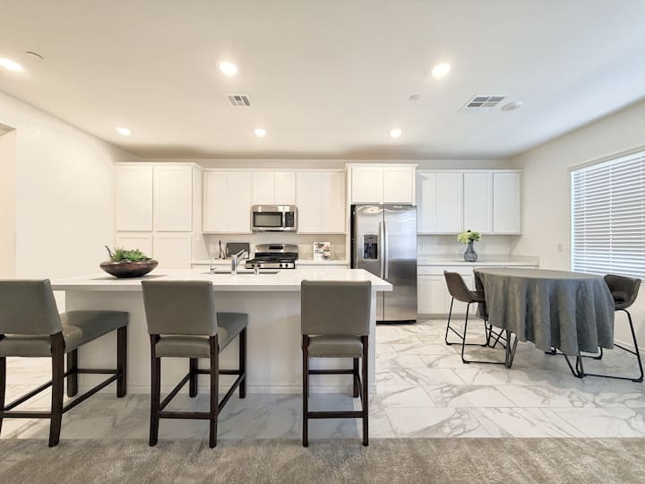 Modern 2b2b Townhome In Henderson - Henderson