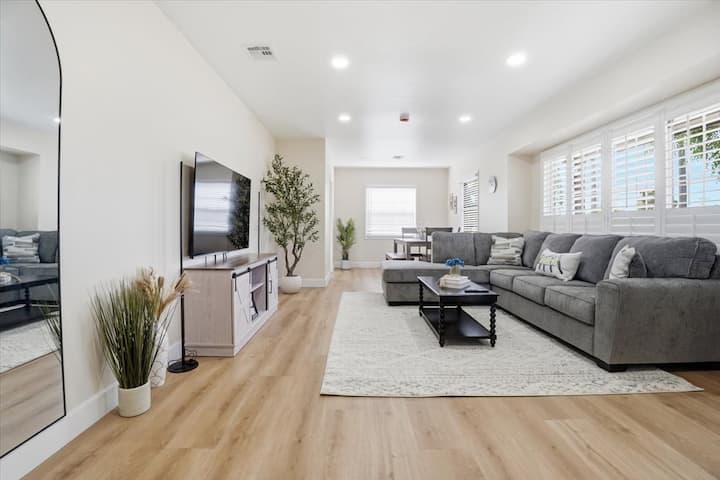 Bright Azusa Home W/ Big Backyard - Azusa, CA