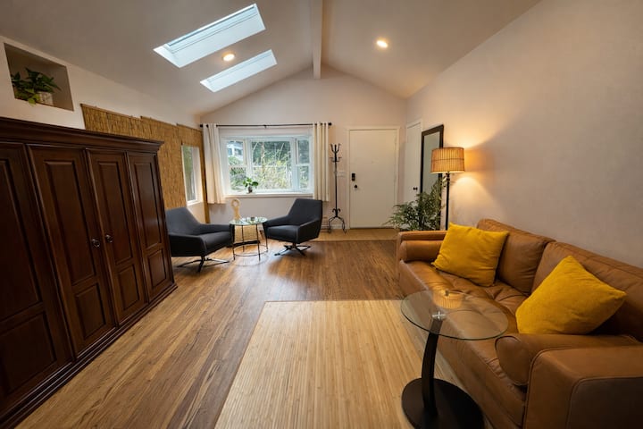 Skylit Home | Quiet Yet Close | Ev Charger - Shoreline, WA