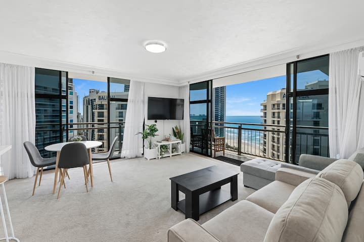 Beachfront Apt W/ Stunning Views, Pool, Gym & Wifi - Surfers Paradise