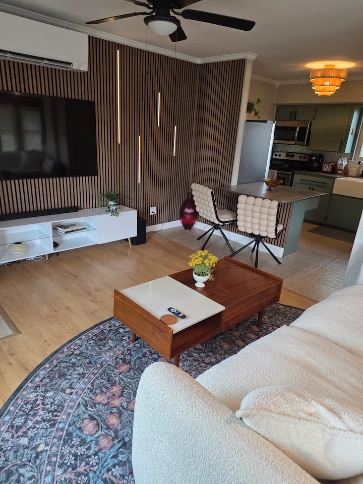 Modern Tree View Upstairs Studio W/ Private Deck - Dallas, TX