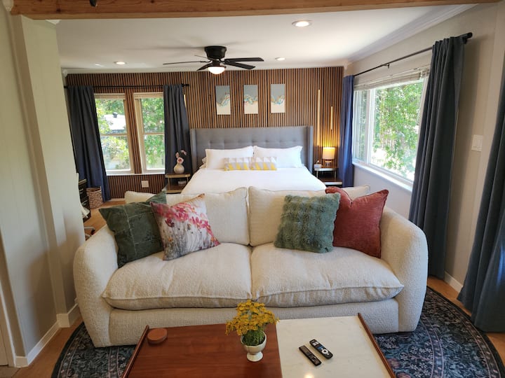 Modern Tree View Upstairs Studio W/ Private Deck - Dallas, TX