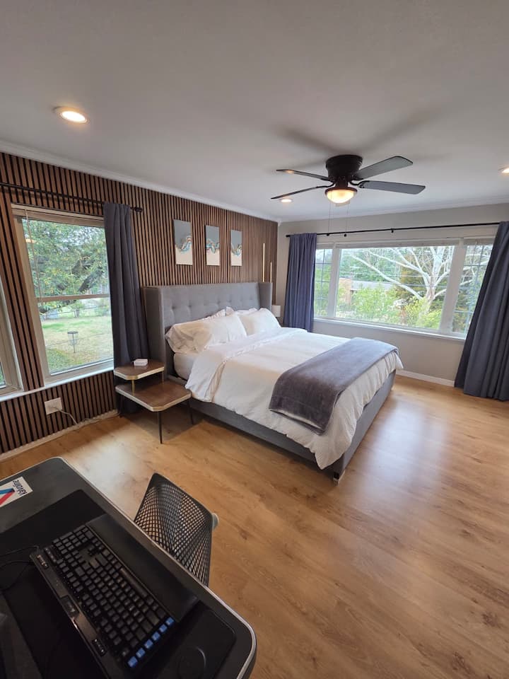 Modern Tree View Upstairs Studio W/ Private Deck - Dallas, TX