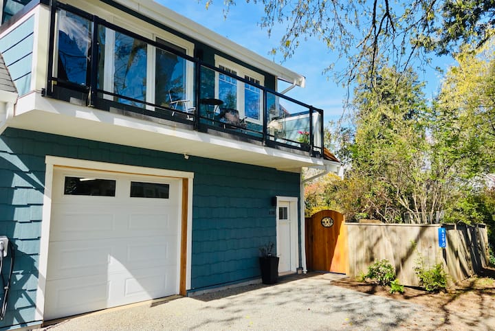 Old Orchard Hideaway - Courtenay, BC, Canada