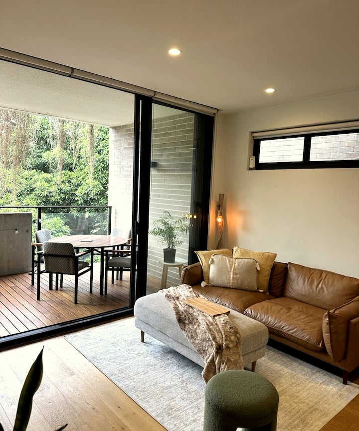 Stylish Modern Apartment With Balcony & Workspace - Burwood