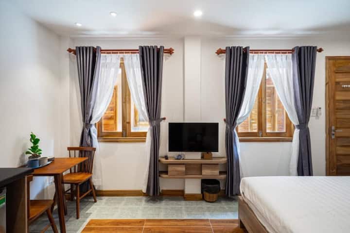 Cozy Studio With Large Window - Vietnam