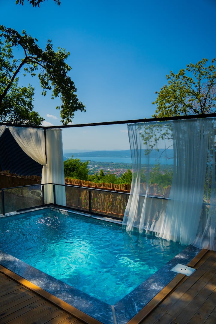 Sıcak Havuzlu Göl Manzaralı - Sapanca