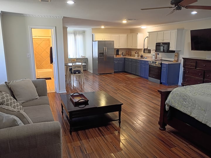 Luxe Private Guest House | King Bed | 3 Min To A&m - Texarkana, TX