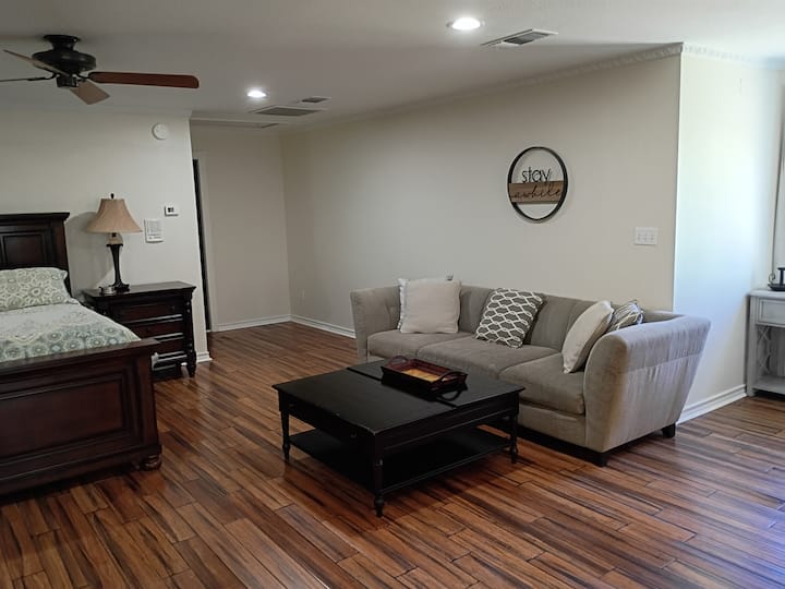 Lux Private Guest House | King Bed | 3 Min To A&m - Texarkana, TX
