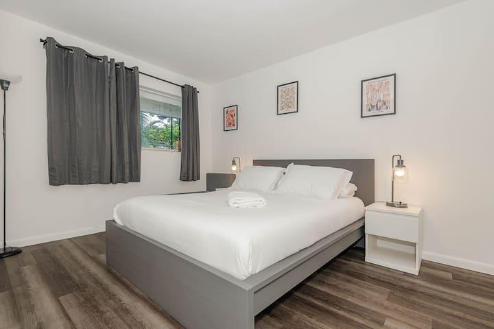 Serene Garden Retreat – Modern Comfort & Palms - Fort Lauderdale