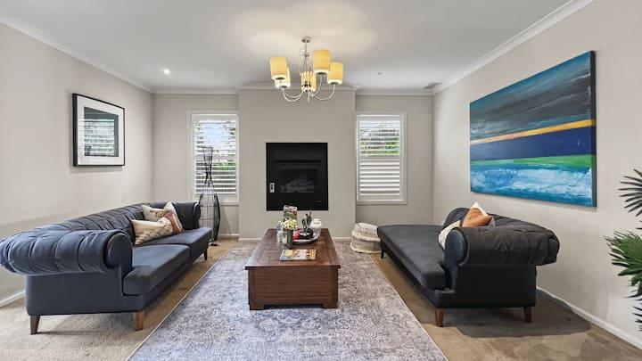 Luxury Lakefront Estate • Spa Bath • Bridge Entry - Point Cook