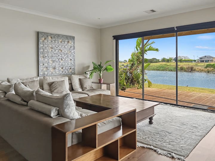 Luxury Lakefront Estate • Spa Bath • Bridge Entry - Point Cook