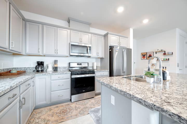 2b2b In Fremont California | Ac | Free Parking - Fremont, CA