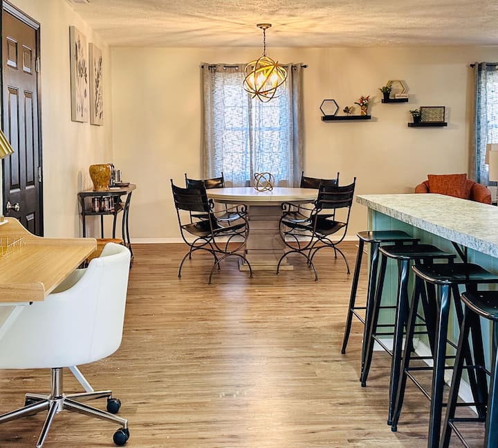 4br Modern Ranch | Sleeps 8 | Fenced Yard - Noblesville, IN