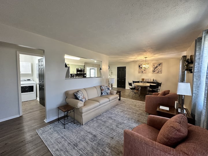 4br Modern Ranch | Sleeps 8 | Fenced Yard - Noblesville, IN