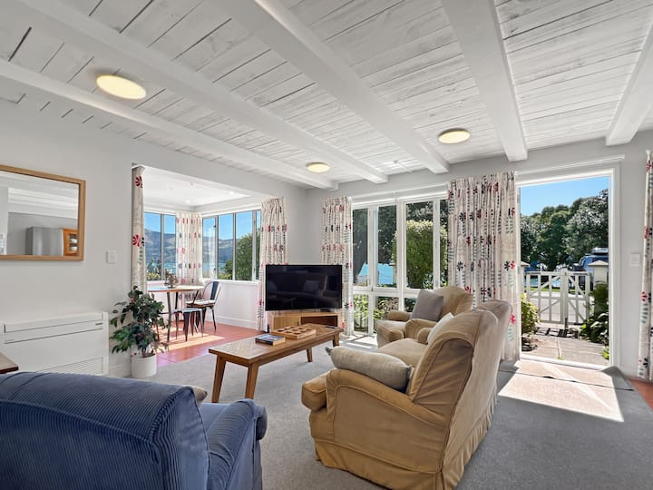 Groundfloor Waterfront 2bed Harbour View Apartment - Akaroa