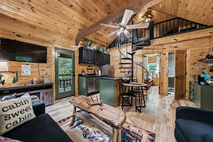 Creek Front Cabin! Hot Tub, Fire Pit, Pet Friendly - United States