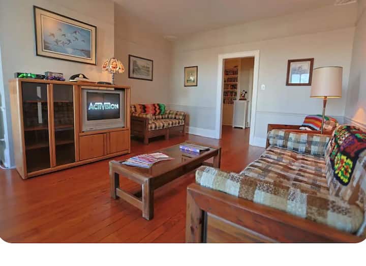 90s Time Capsule Stay | Retro Gaming + Vhs Lounge - Hagerstown, MD