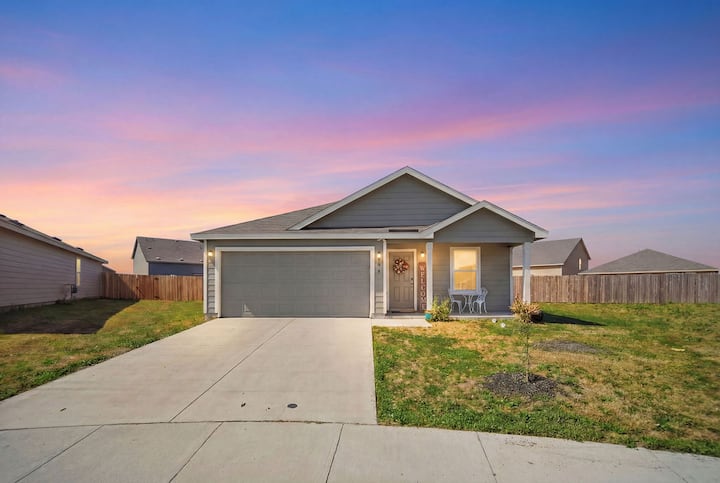 Modern 3br Retreat On Outskirts Of Cc Southside - Corpus Christi, TX