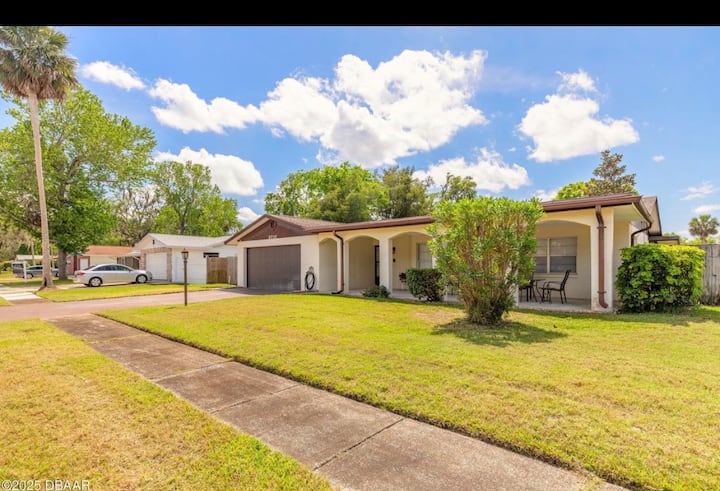 Charming & Cozy 3-br Home W/ Porch +Close To Ocean - Port Orange, FL