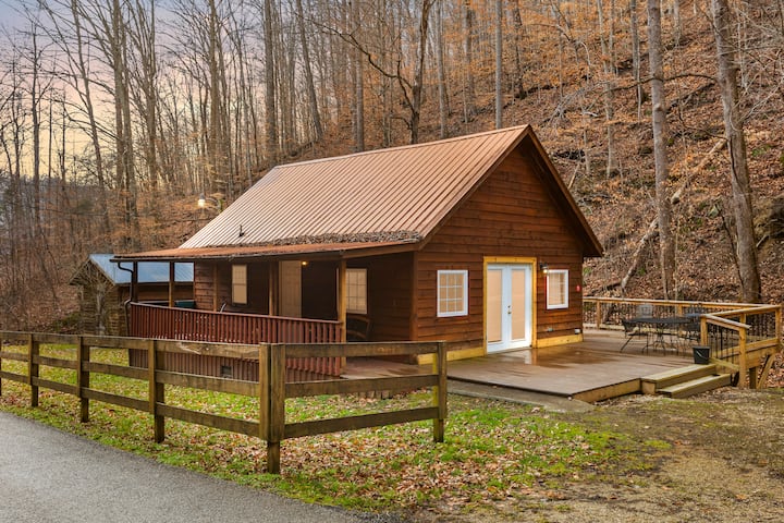 Creekside Cabin W/ Hot Tub & Fire Pit - Slade, KY