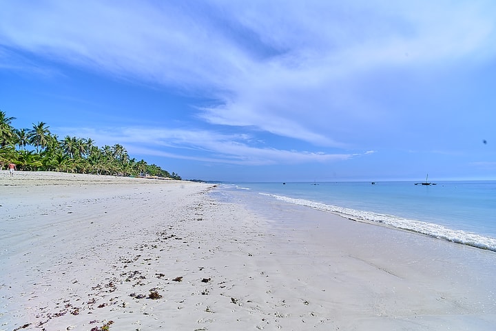 Beachfront Fabulous 2 Bed Apartment With Sea View - Diani Beach
