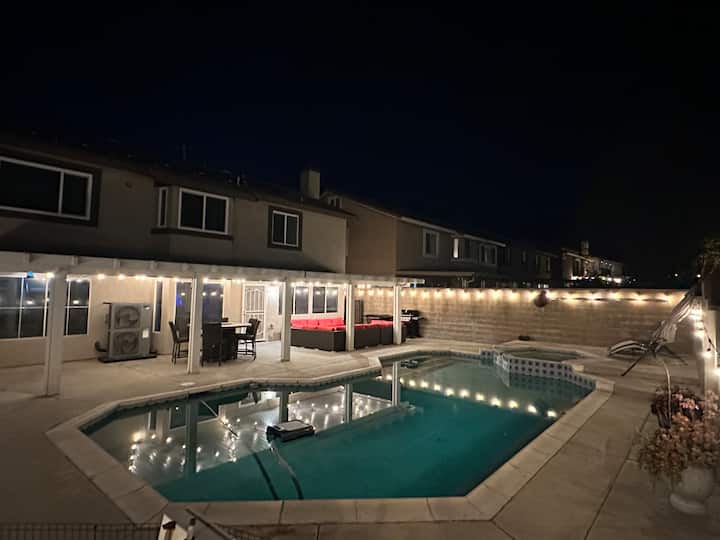 Spacious 5br Retreat W/ Private Pool&spa-ev Charge - Fontana, CA