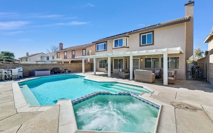 Spacious 5br Retreat W/ Private Pool & Spa - Rancho Cucamonga, CA