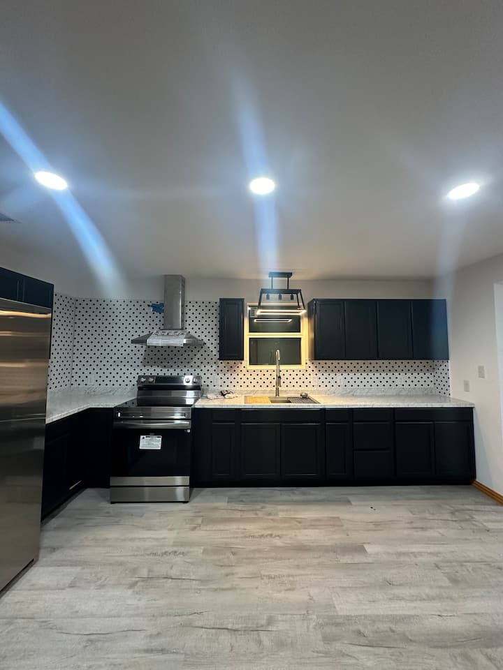 1 Bedroom Home. Very Big Walk In His & Her Shower - Abilene, TX