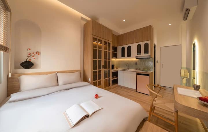03 New Studio With Large Window – Clean & Bright - Hô Chi Minh-Ville
