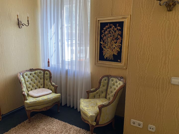 The Golden Lady, Oranienburg Garden Residence - Vianden