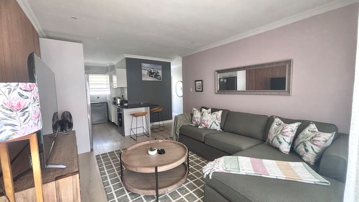 Comfy Spacious 2 Bedroom Haven • Private Garage - Le Cap