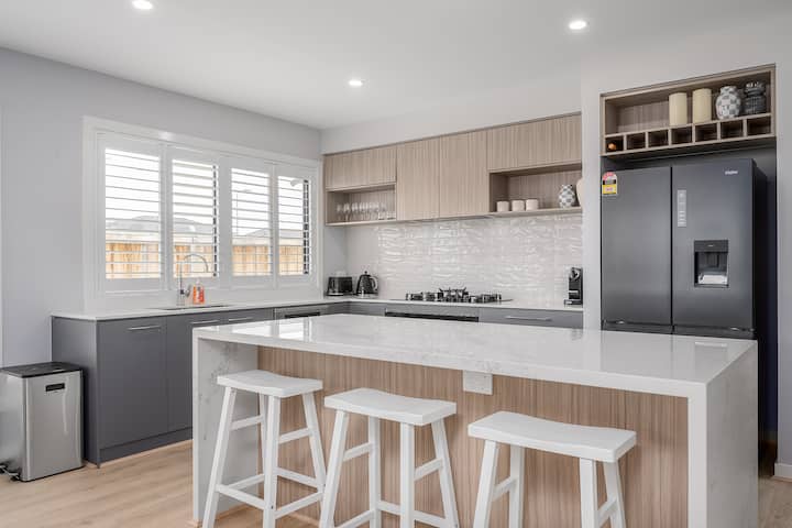 Bella Brand New Modern Stylish 4br Home - Koo Wee Rup