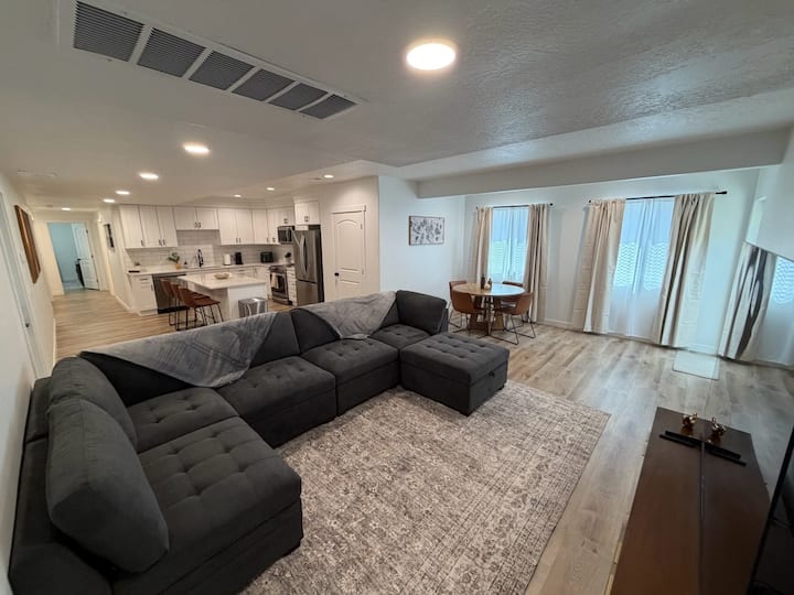 Lehi Basement | 2 Kings 4 Queens | Pool & Parks - Lehi, UT