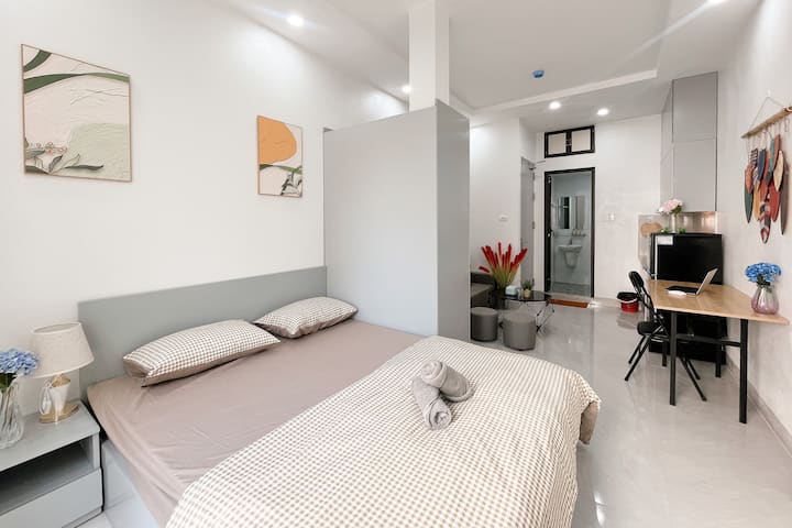 West Lake Studio | Desk & Fast Wifi - Hanoi