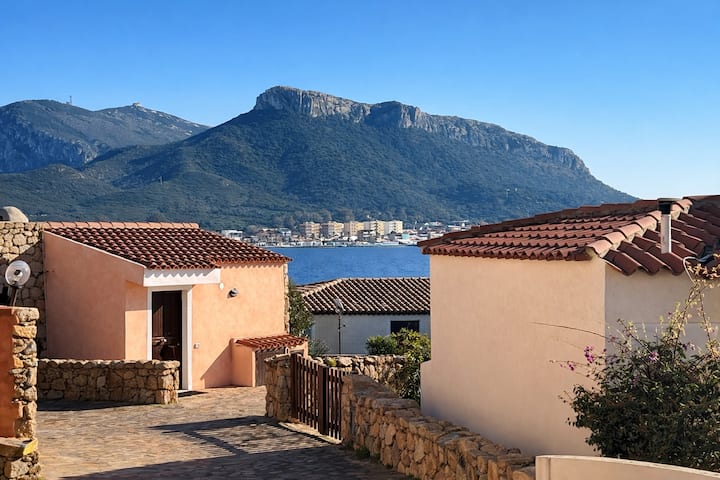 Baia Caddinas Seaside Escape – 6 Guests - Golfo Aranci