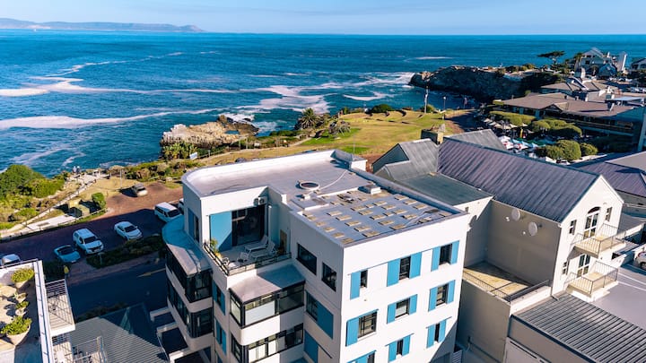 Marine Court Penthouse | Ocean Views | Lift - Hermanus