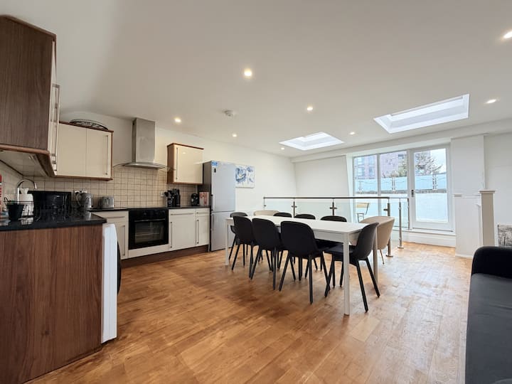 Spacious 3-bed Penthouse In Clapham - London