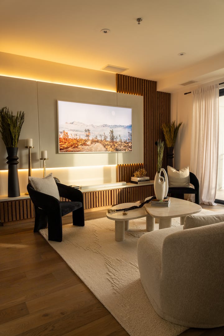 Luxury Waterfront Suite At Harbour Club | Office - Lakeshore