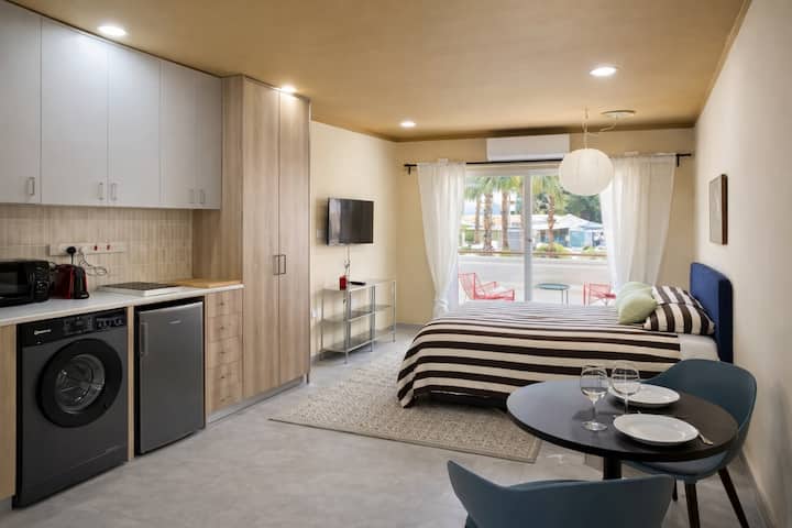 Boreio Studio: Prime Location & Private Parking - Larnaca
