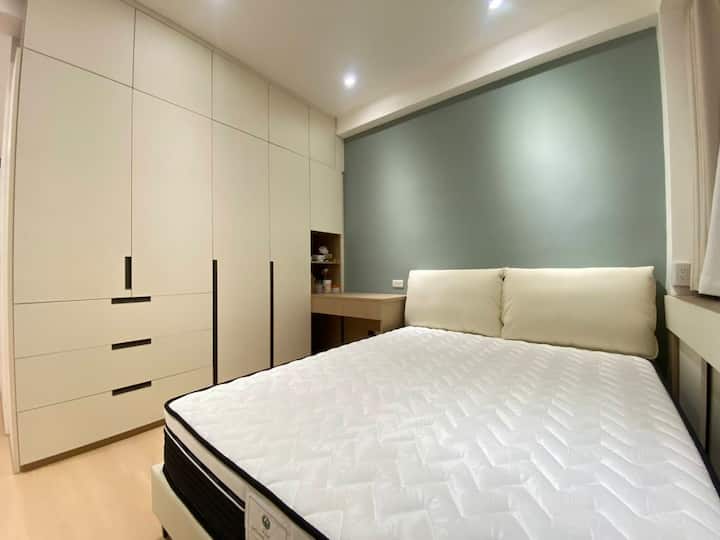 西門站步行600公尺
新裝修|高級智能配備|溫馨奶油風格|西門町電影街|萬年大樓|西門徒步區 - Taipei