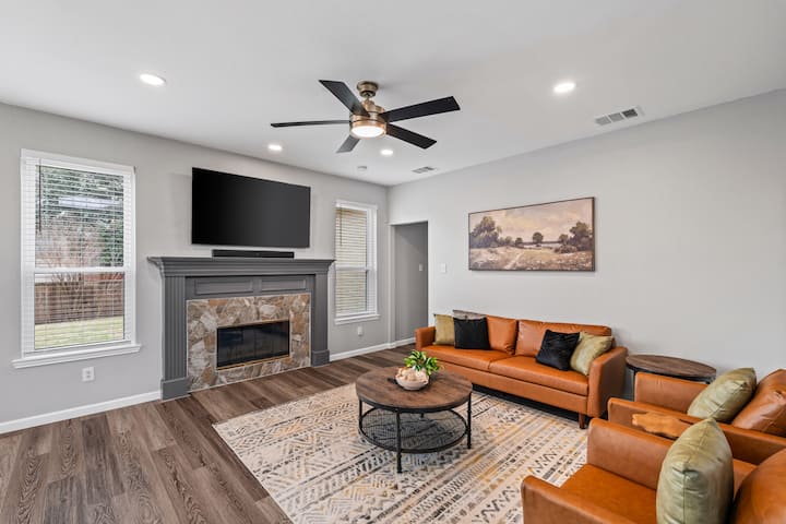 Frisco Sport Retreat/4br/sleep 10/game/backyard - Frisco, TX