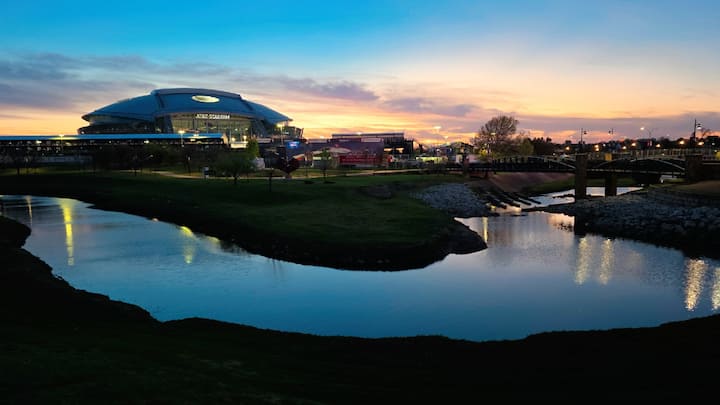 Epic Arlington Home Steps From Stadiums & Stunning - 알링턴