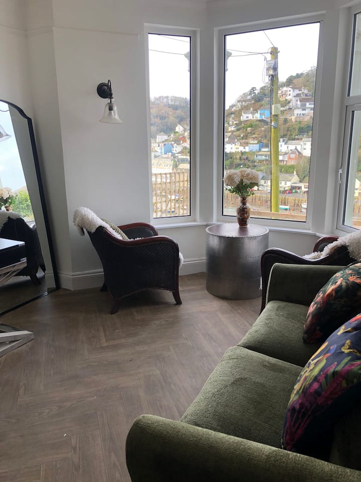 Terrace View

Stunning Views Of Looe Harbour - Looe