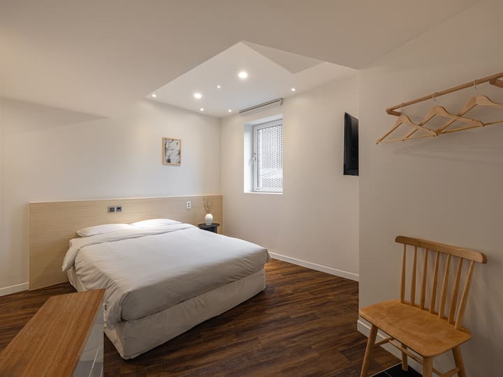 Unplug Anguk | Queen Room · 1 Bed · Private Bath - Seoul