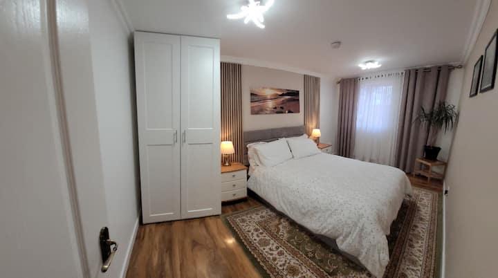 Central Park Flat, Manchester 
4 Guests+1infant - Oldham