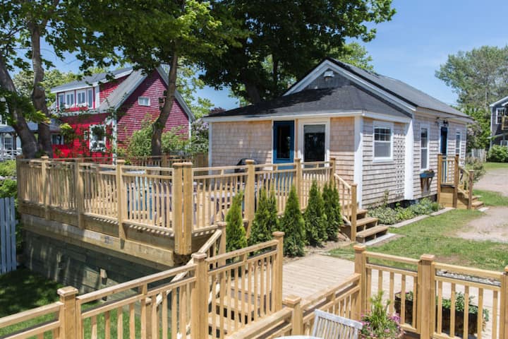 Oceanfront Cottage With Large Deck - St. Andrews
