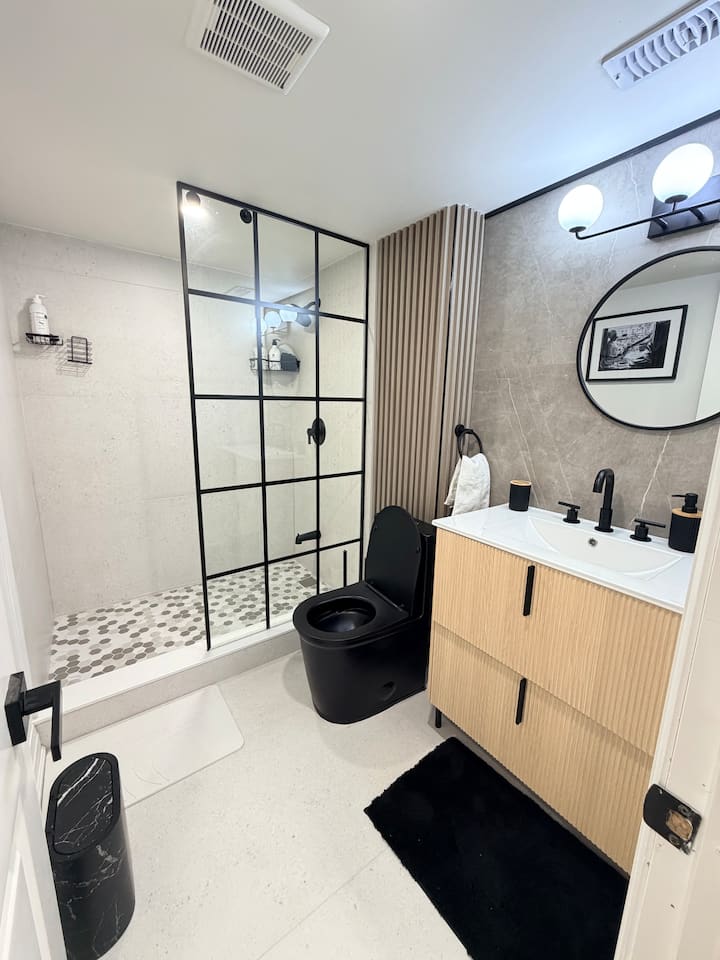 Modern Basement Suite Near Durham College - Oshawa