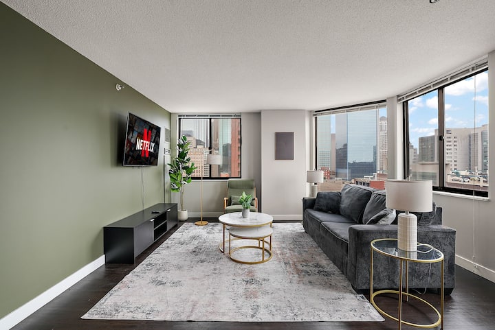 Downtown | Apt | 10th Fl. | Parking Garage & Pool - Minneapolis, MN